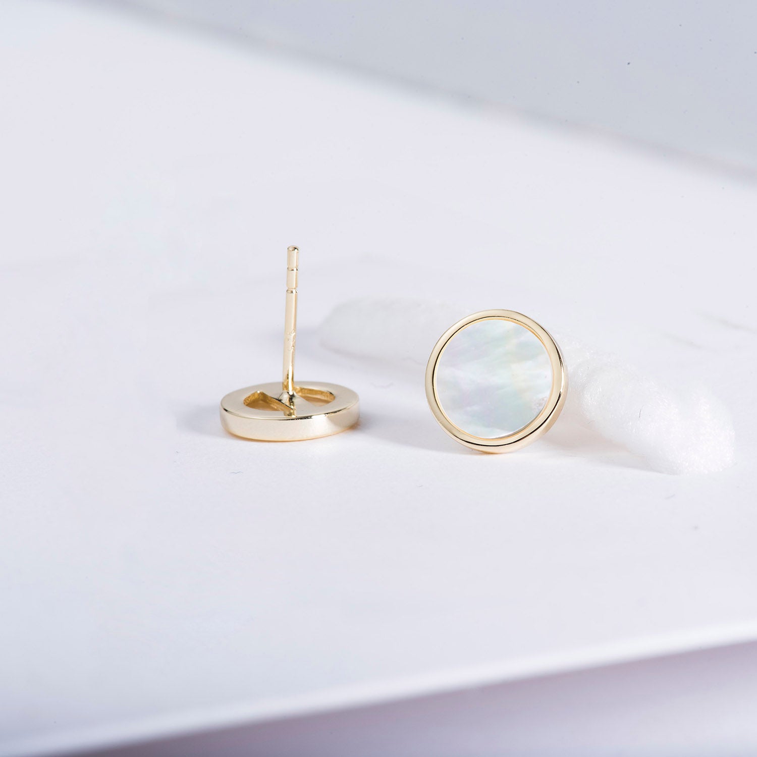 Mother of Pearl Round Stud Earrings - Everyday Earrings – S.Leaf